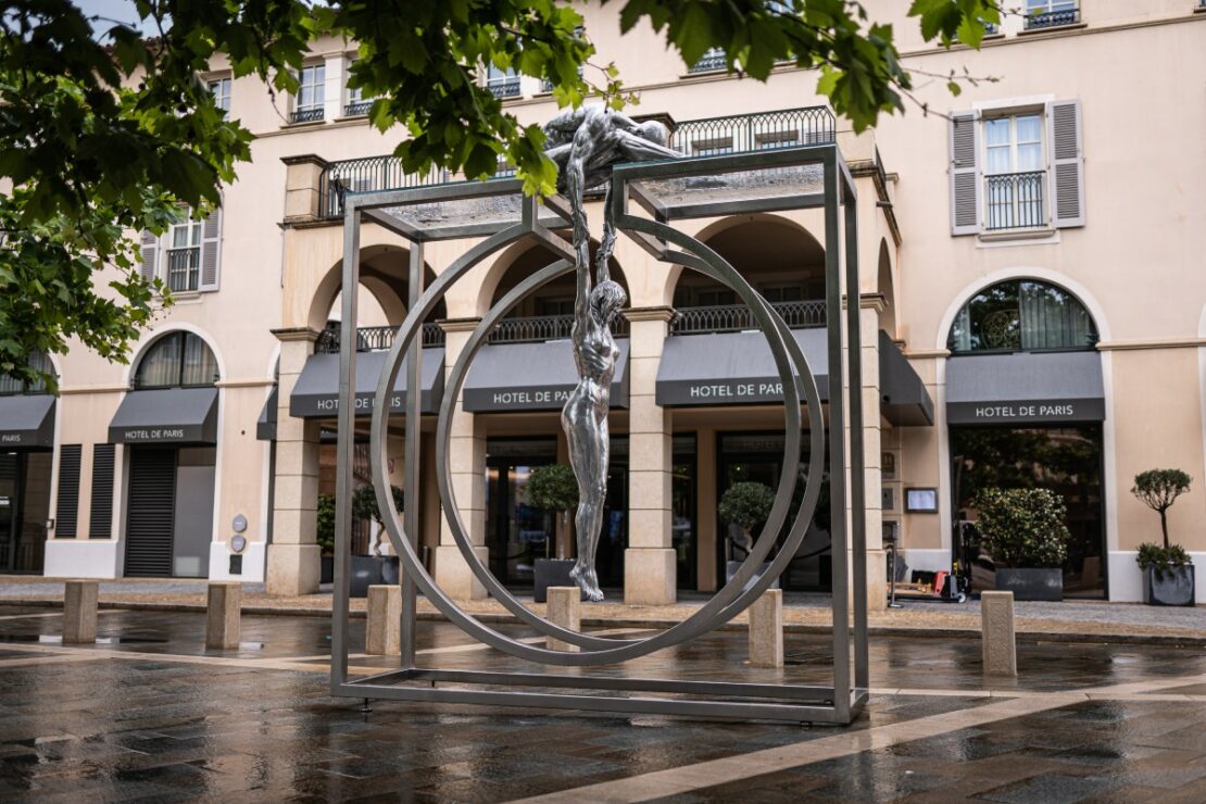 SCULPTOR LORENZO QUINN LAYS HIS HANDS ON SAINT-TROPEZ | Galeries Bartoux